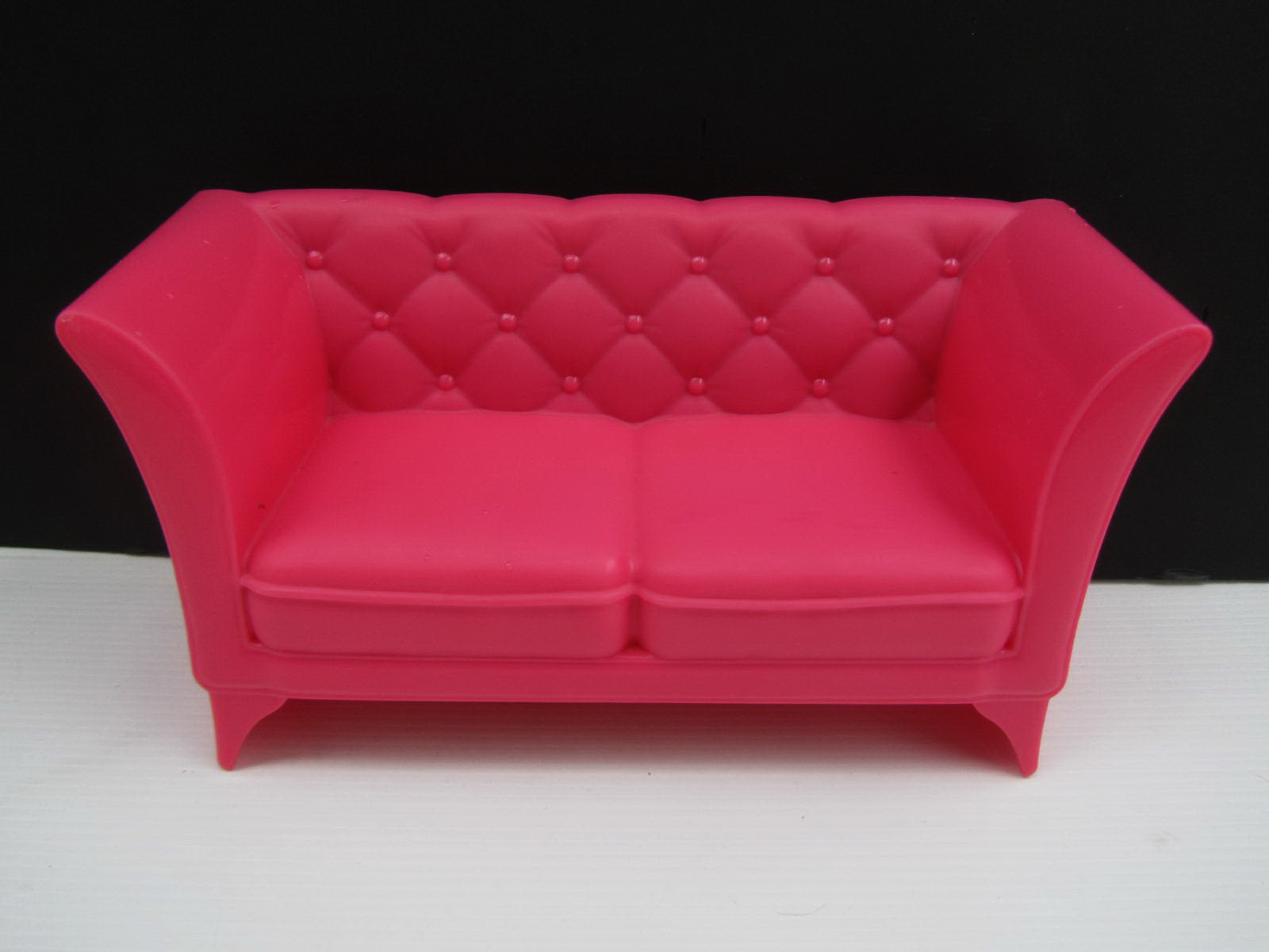 barbie-pink-lounge-couch 2.5 seater fashiondollsnmore.com