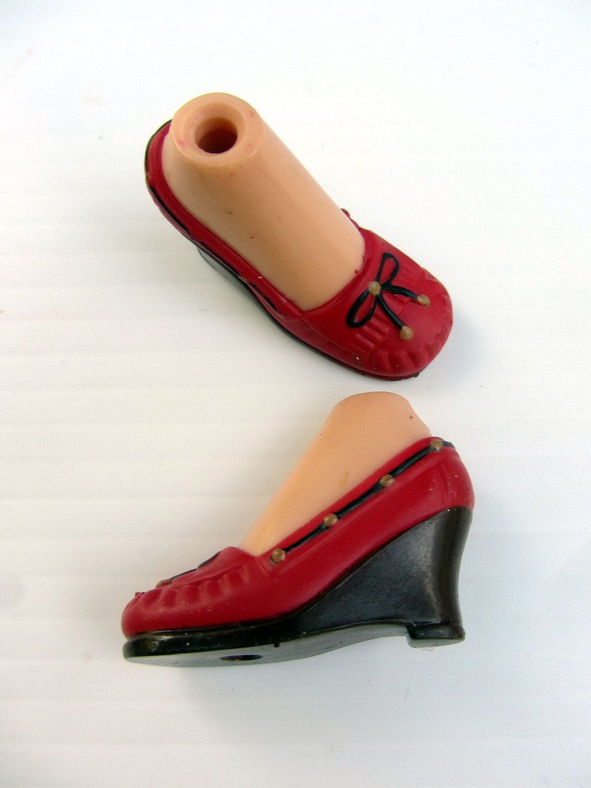 bratz-phoebe-campfire-red-shoes slippers fashiondollsnmore.com