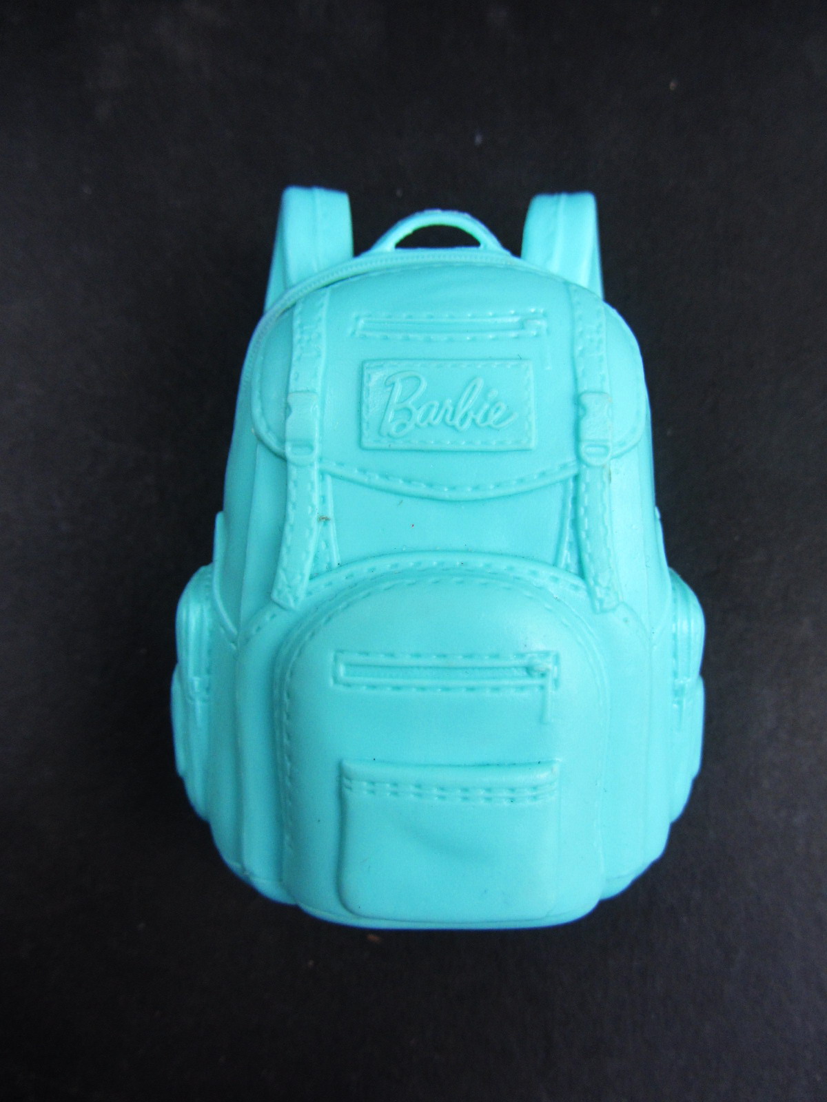 barbie-doll-bag-blue-backpack opening fashiondollsnmore.com