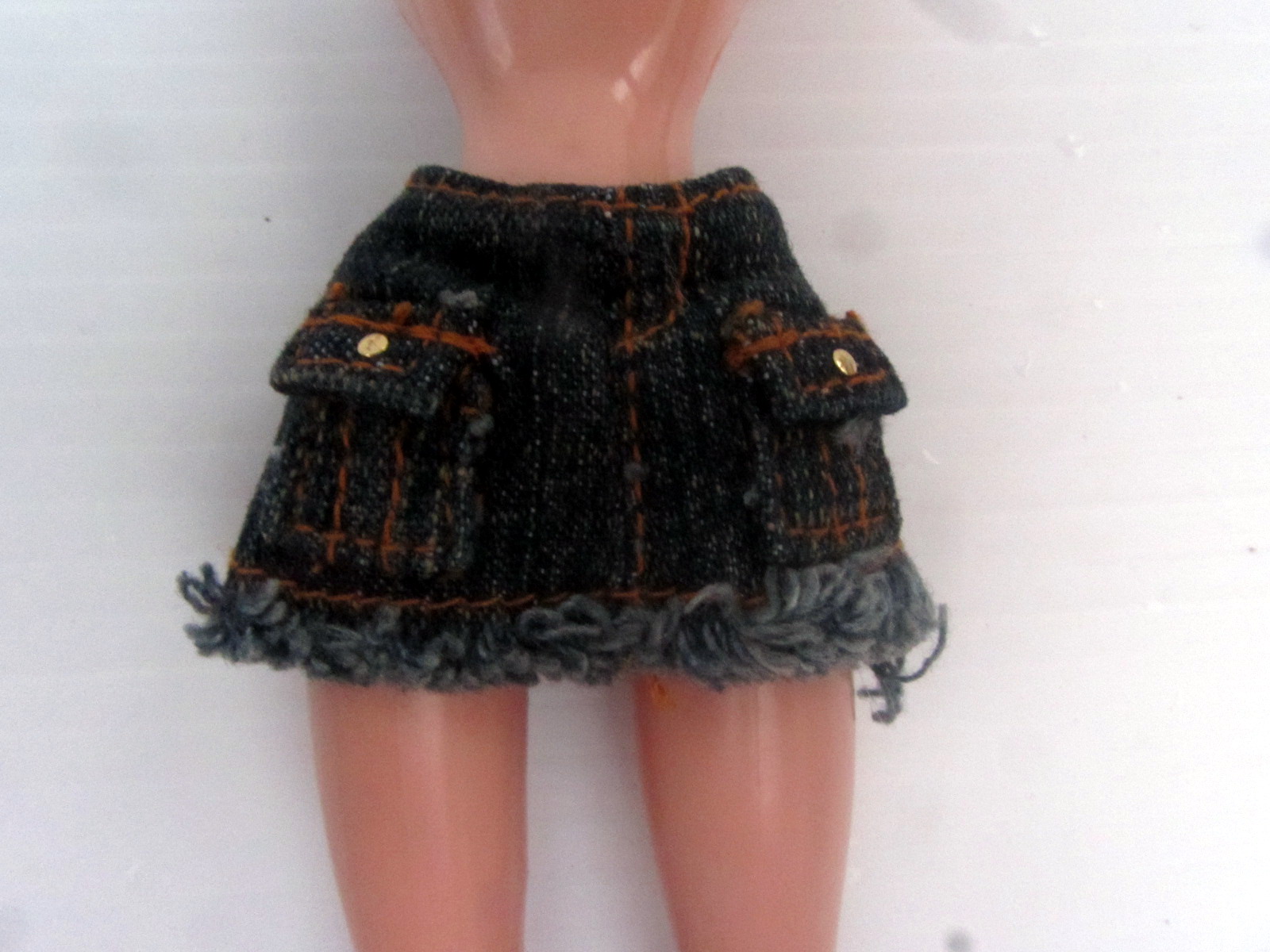 bratz-doll-making-the-grade-denim-skirt fashiondollsnmore.com