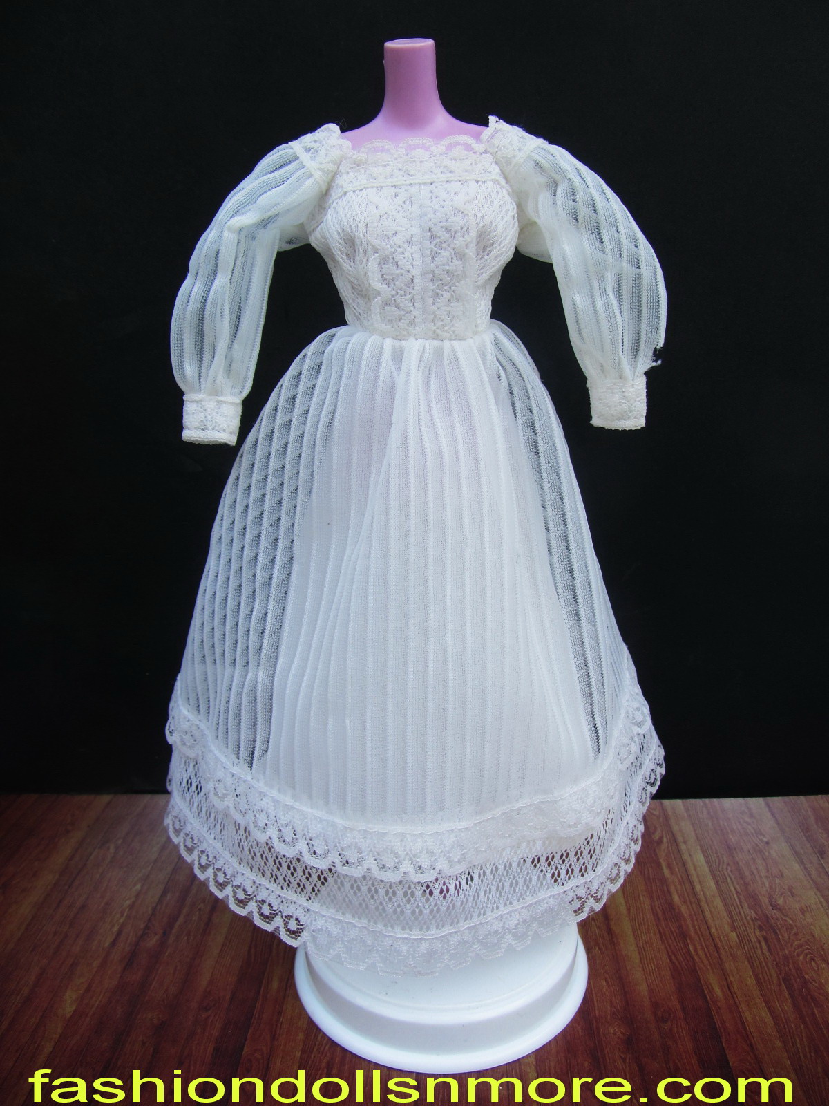 here-comes-the-bride-1416-dress-1979 fashiondollsnmore.com