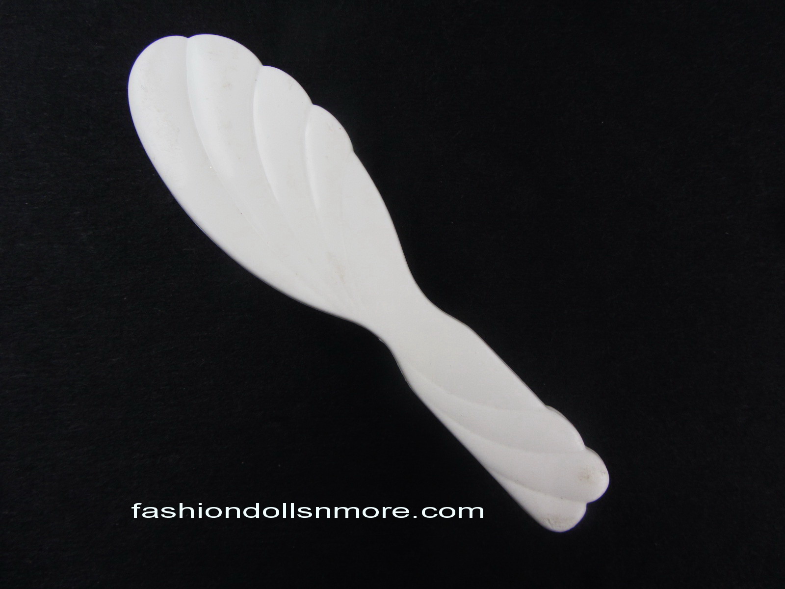 vintage-1990s-barbie-shell-brush-white fashiondollsnmore.com