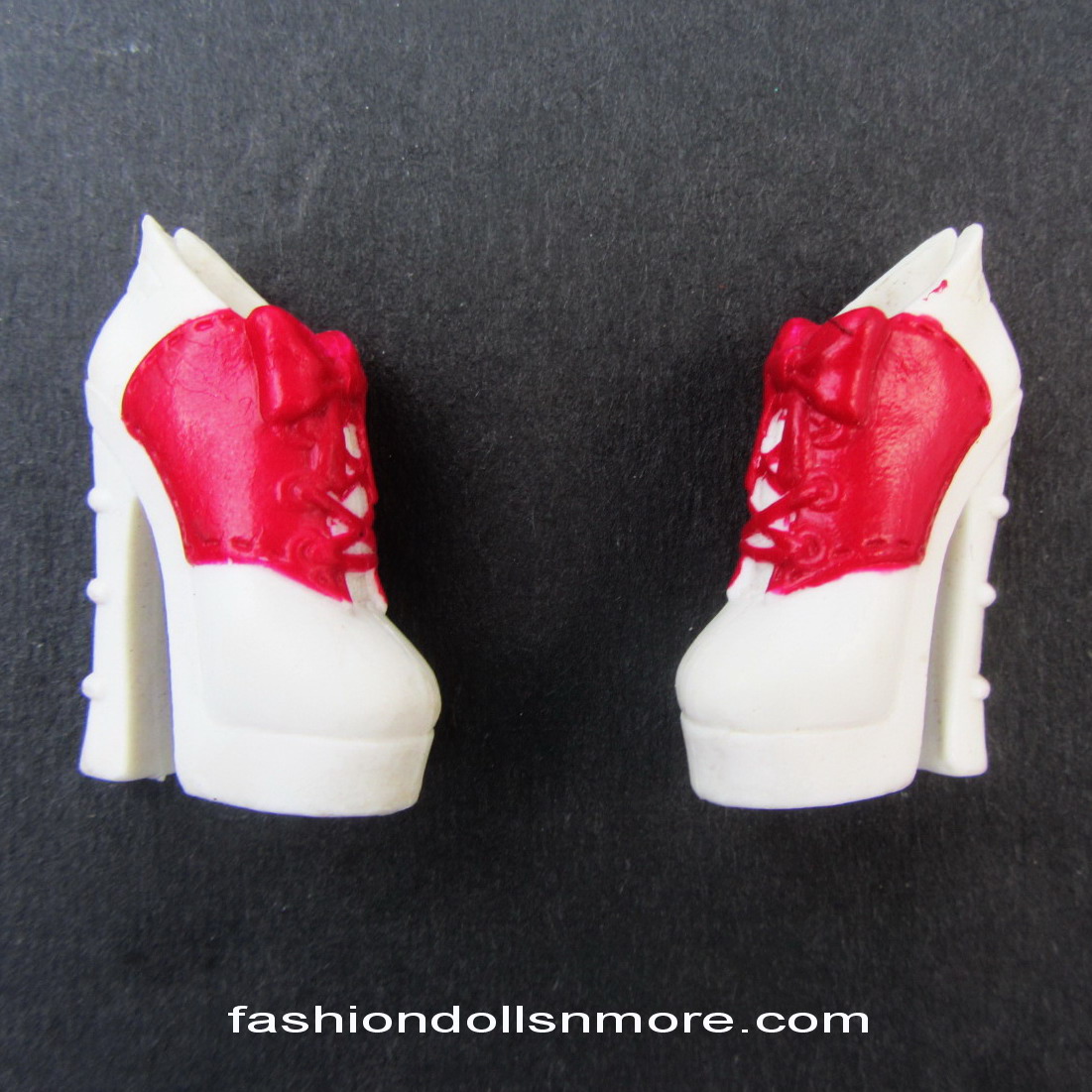 draculaura-die-ner-pink-white-shoes fashiondollsnmore.com