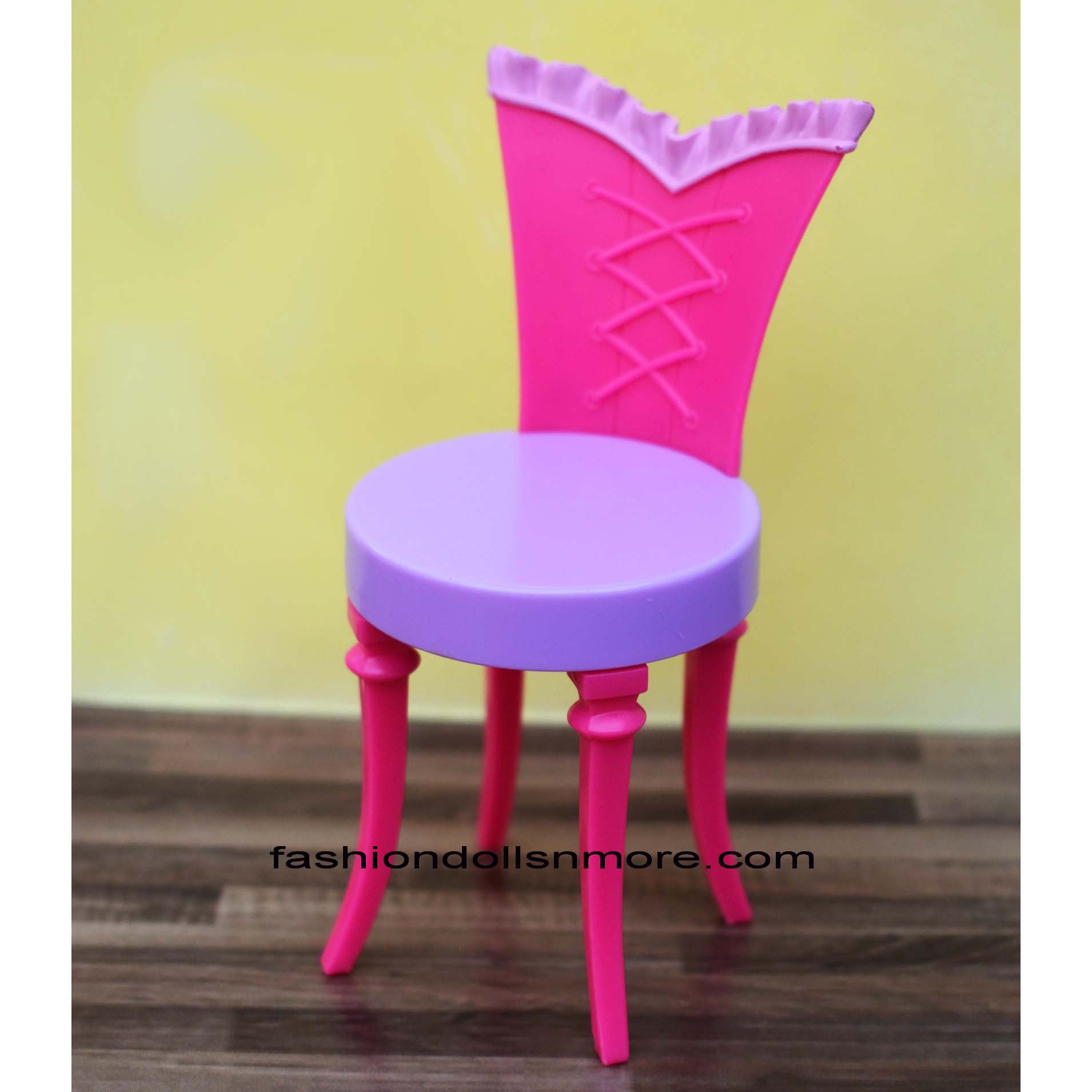 barbie-chair-glam-vanity-x7940-2012 fashiondollsnmore.com
